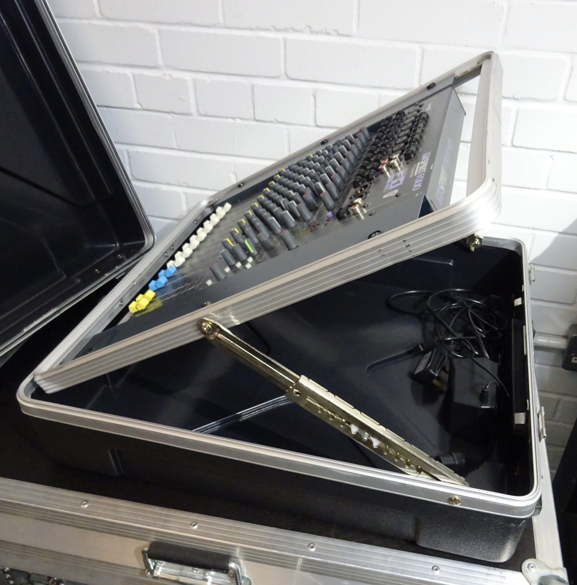 Soundcraft Spirit Folio F1 16/2 mixing desk Fader 100 with Flight Case ...